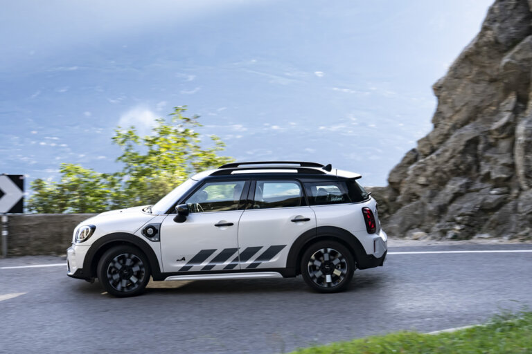 MINI クロスオーバー｜ナノクホワイトの写真集 | MINI COOPER Sketch