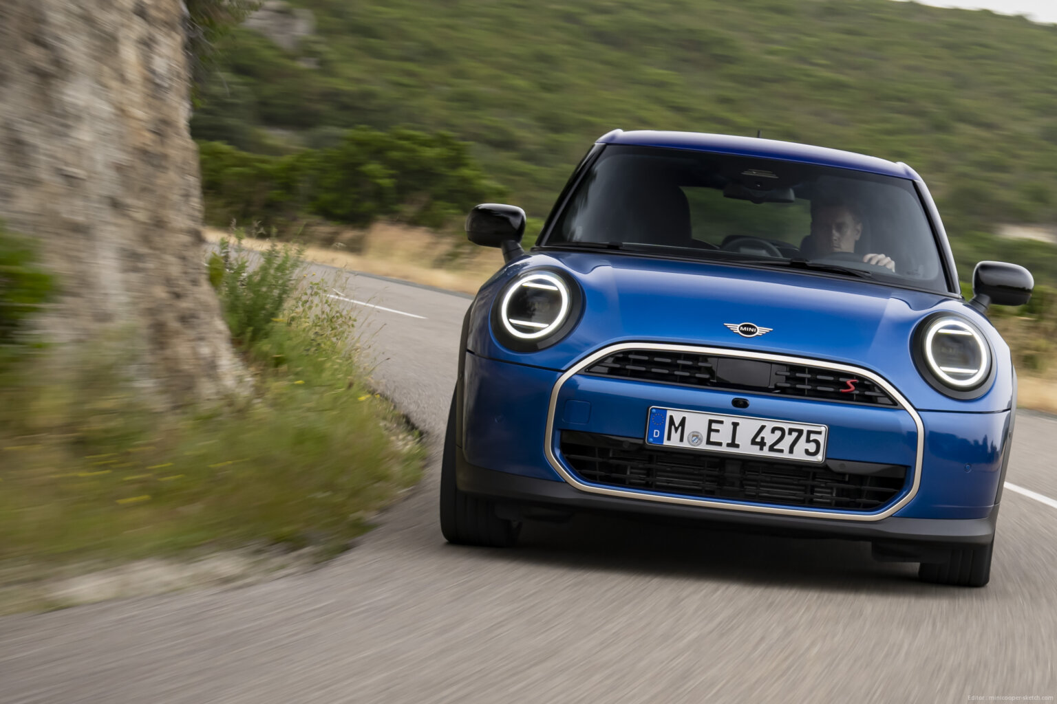 注目の新型「MINIクーパー 5ドア」走行シーンの写真が初公開！ | MINI COOPER Sketch