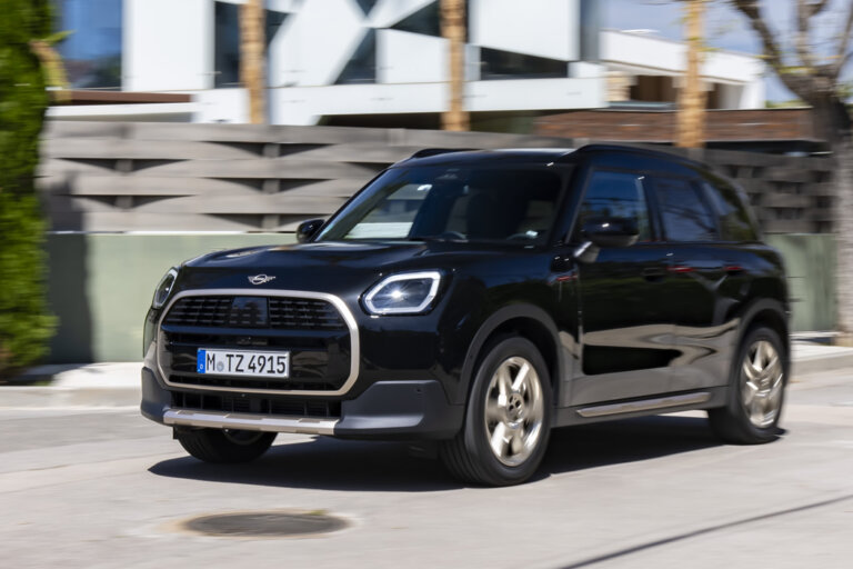 MINI カントリーマンD（U25）のスペックと装備 | MINI COOPER Sketch